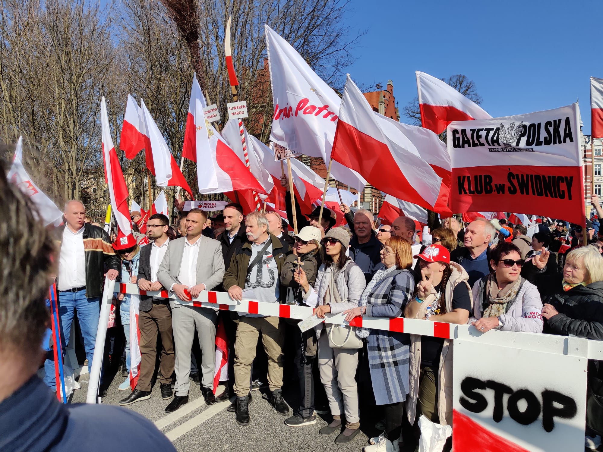 Radek Sikorski atakuje Roberta Bąkiewicza i Ruch Obrony Granic - Roty.pl