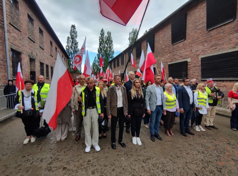Videa. Relacje z marszu ROG w Auschwitz - Roty.pl